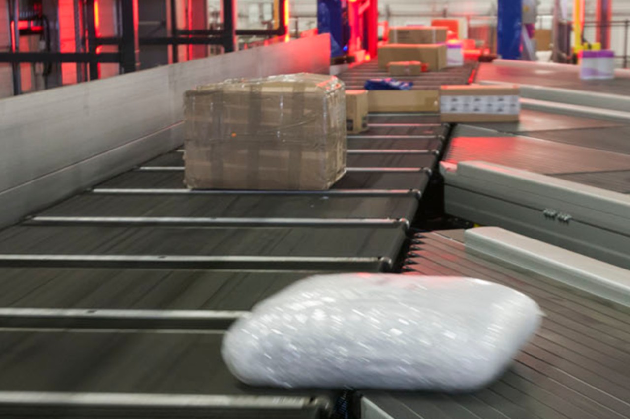 Automated Distribution Center: Benefits and cases