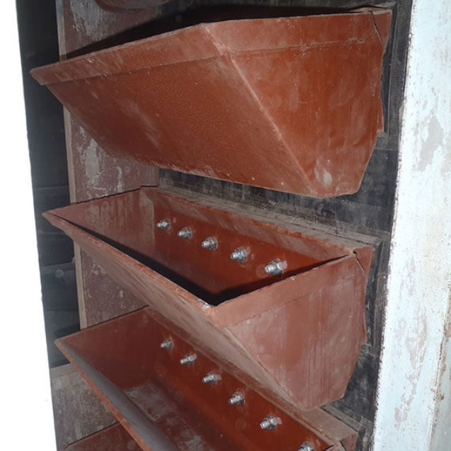 Apron Conveyors for Hot Bulk Materials | BEUMER