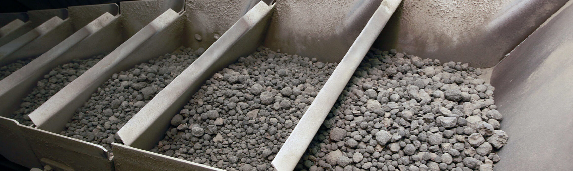 Apron Conveyors for Hot Bulk Materials | BEUMER