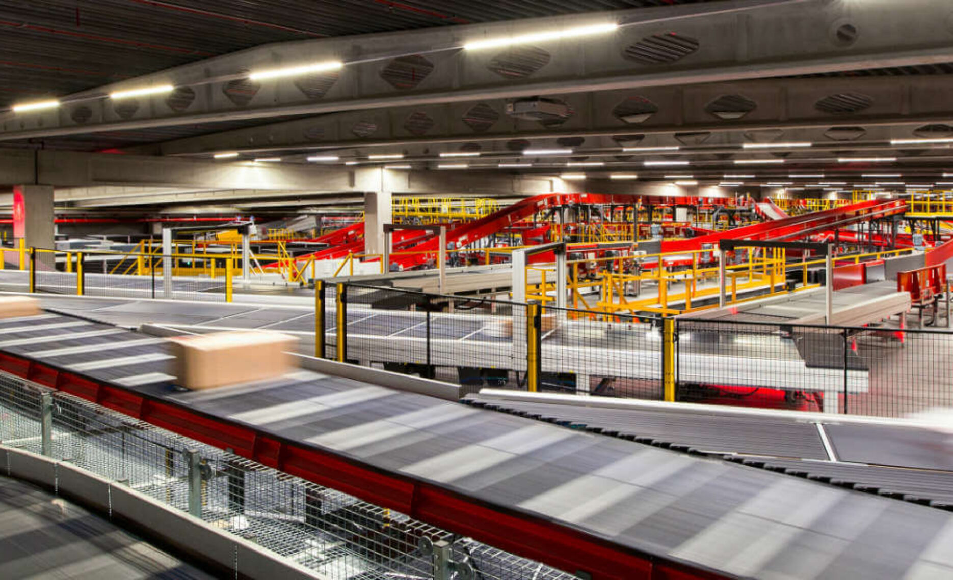 BG Cross-Belt Sorter: Quergurtsorter für Logistik | BEUMER Group