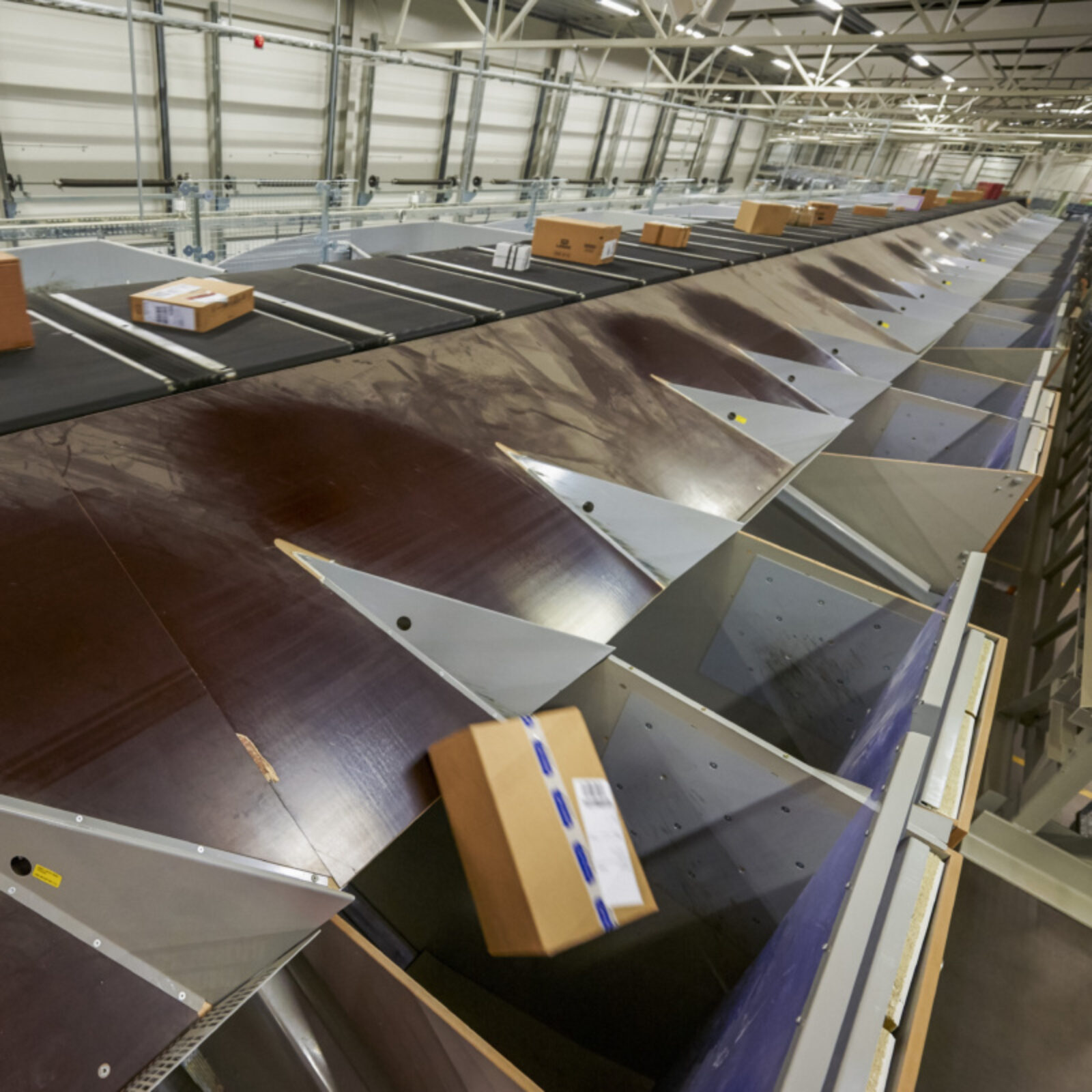 BG Cross-Belt Sorter for Logistics | Beumer Group