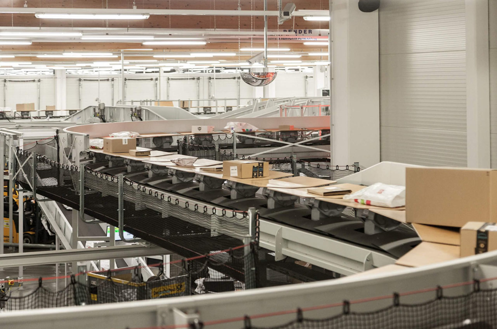 Automated Distribution Center: Benefits and cases
