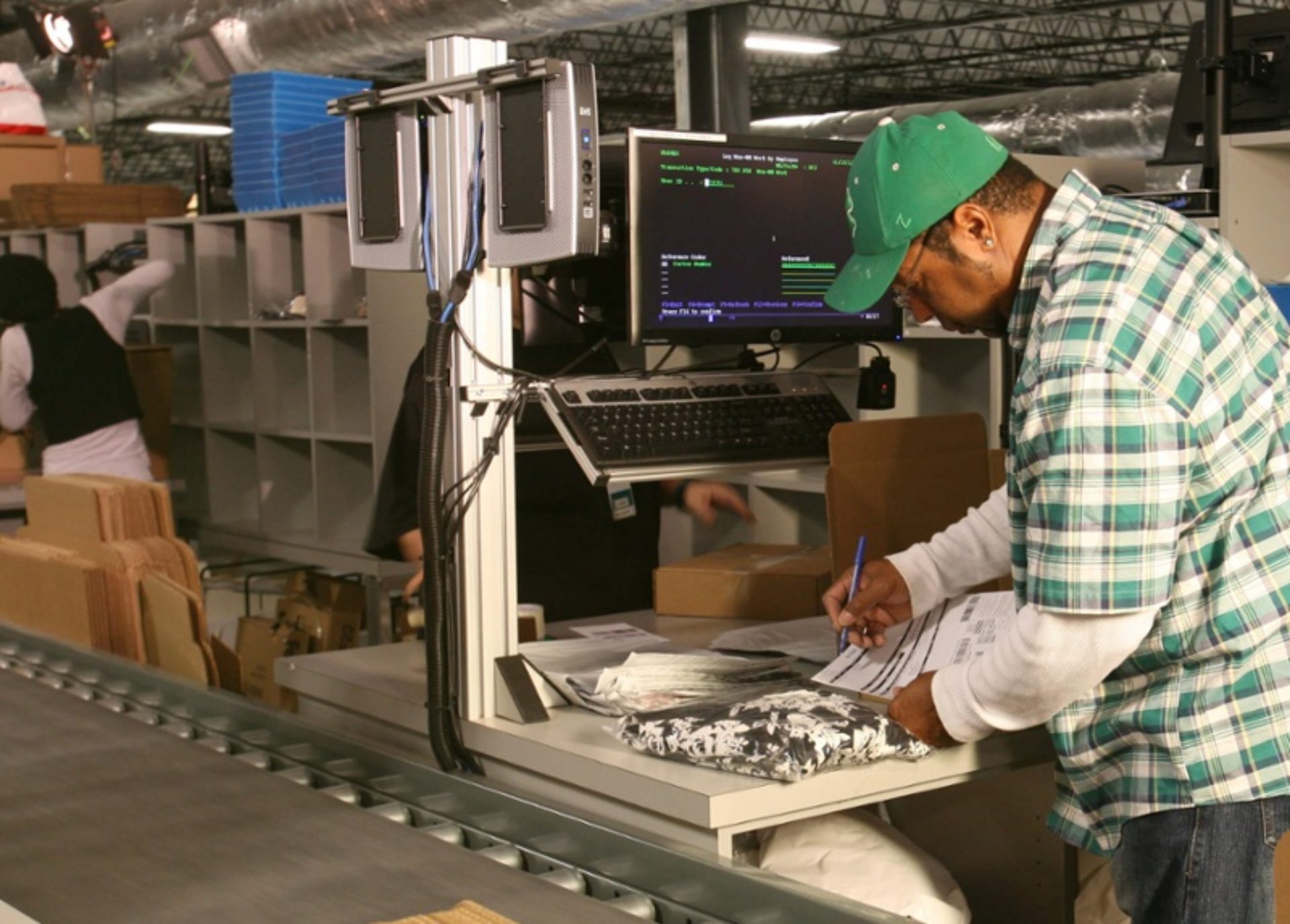 Improve Omnichannel Fashion Distribution with Pouch Sorter
