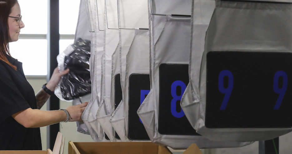 Improve Omnichannel Fashion Distribution with Pouch Sorter