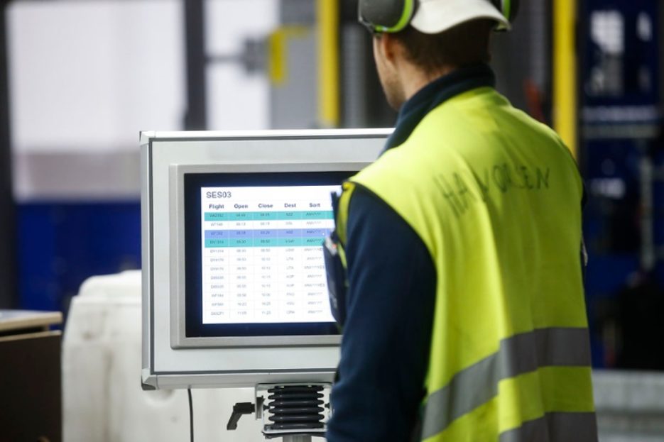 How to operate your airport with limited BHS staff - BEUMER Group