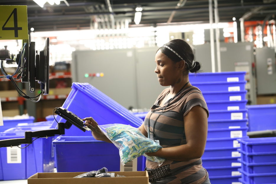 Improve Omnichannel Fashion Distribution with Pouch Sorter