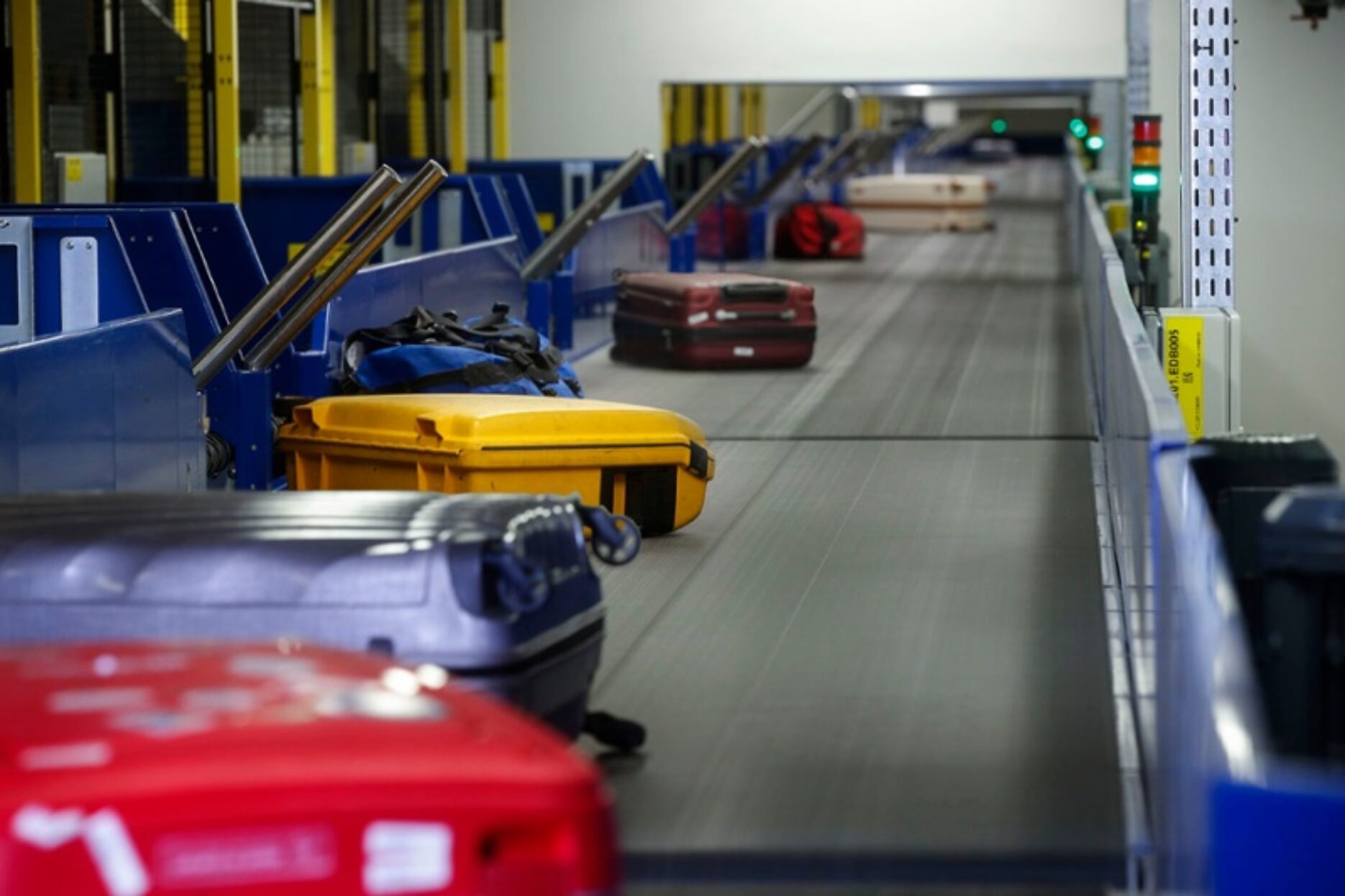 How does a baggage handling system work?