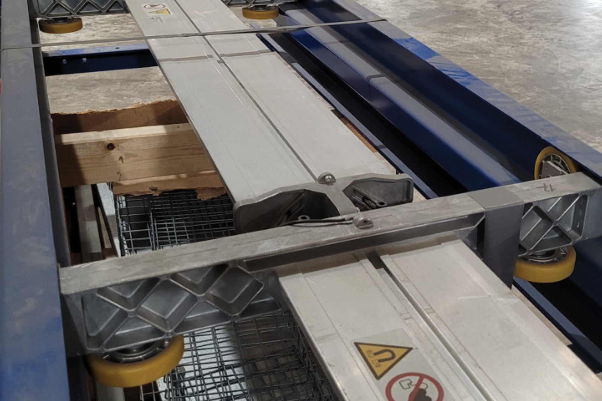 BG France - Courses 7 - Chariot LS-4000 et Cross-belt - BEUMER Group