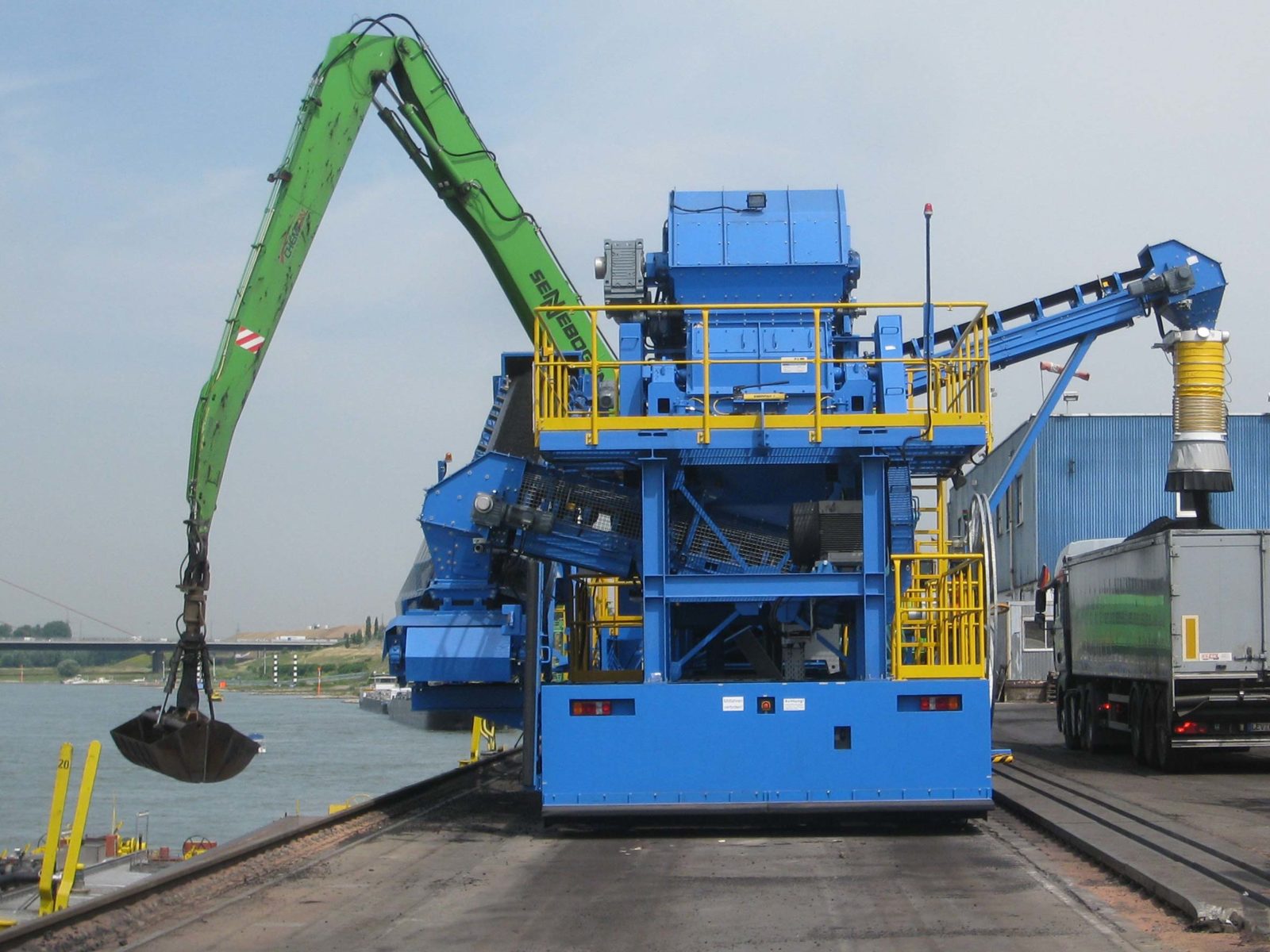 Truck Loading Systems | BEUMER Group