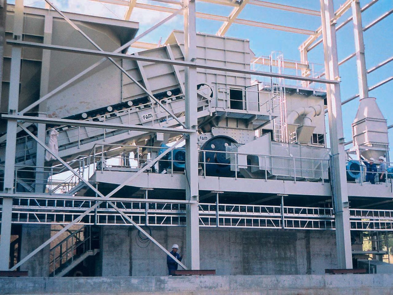 FAM Apron Feeders for Bulk Material Handling | BEUMER Group