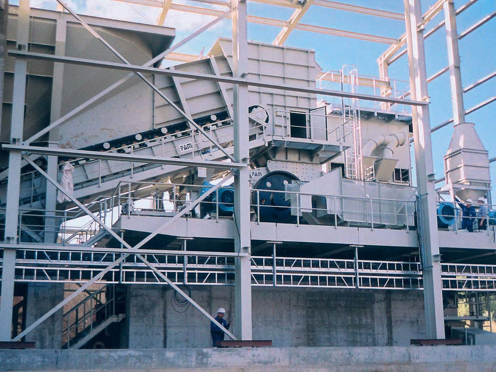 FAM Apron Feeders for Bulk Material Handling | BEUMER Group