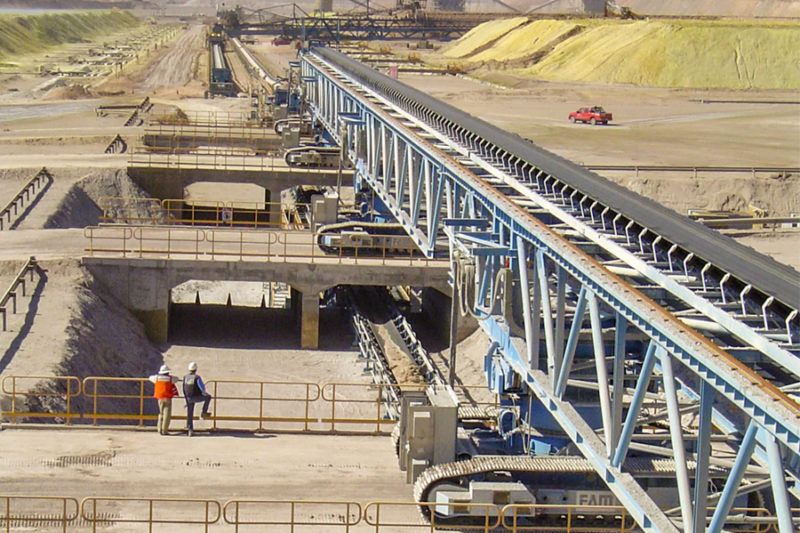 FAM Crawler-Mounted Conveyor Bridges | BEUMER Group