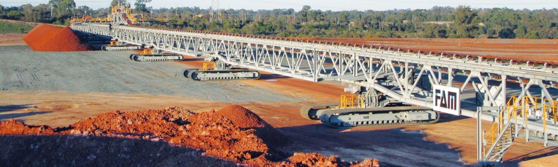 FAM Crawler-Mounted Conveyor Bridges | BEUMER Group