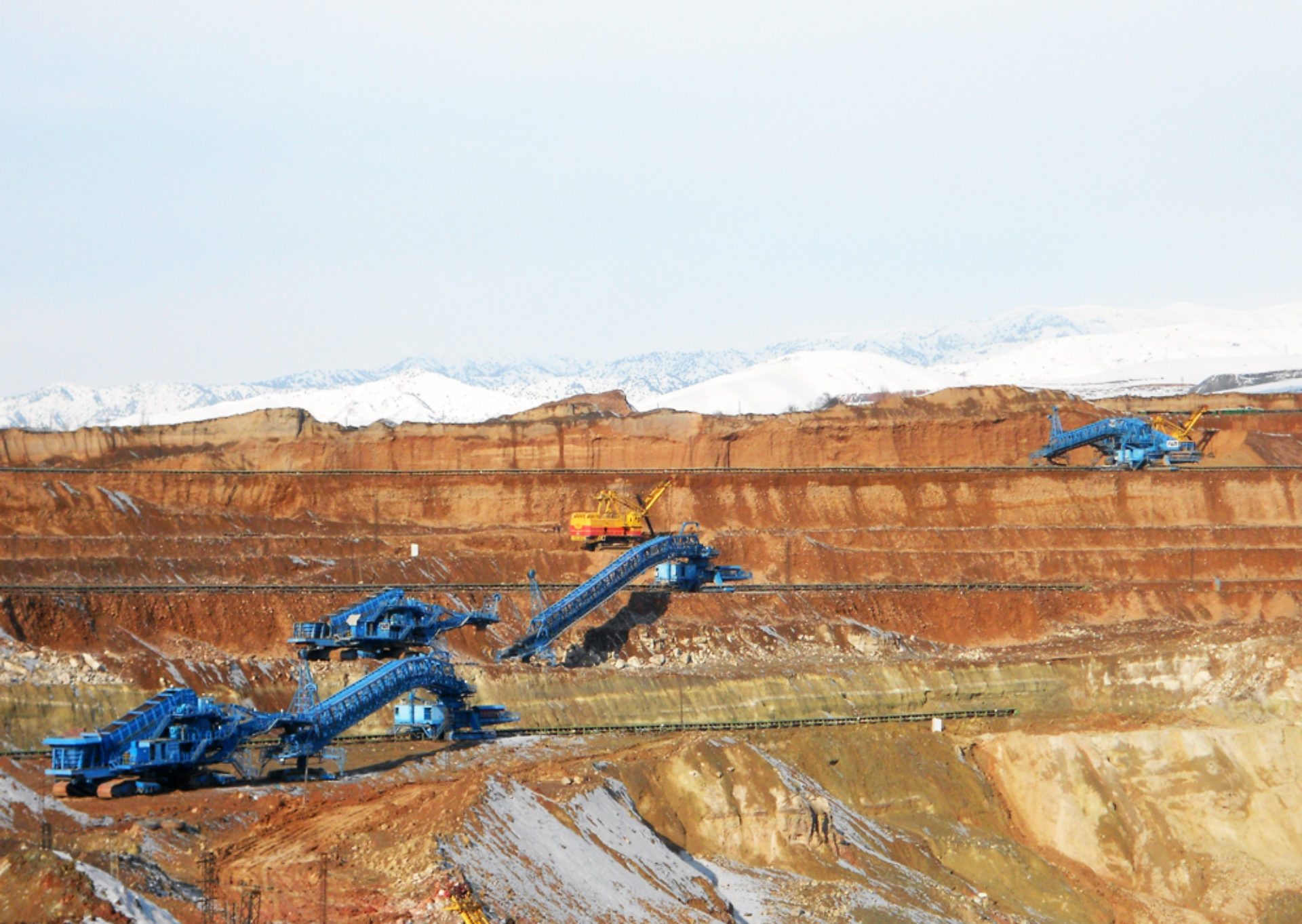 FAM Crawler-Mounted Conveyor Bridges | BEUMER Group