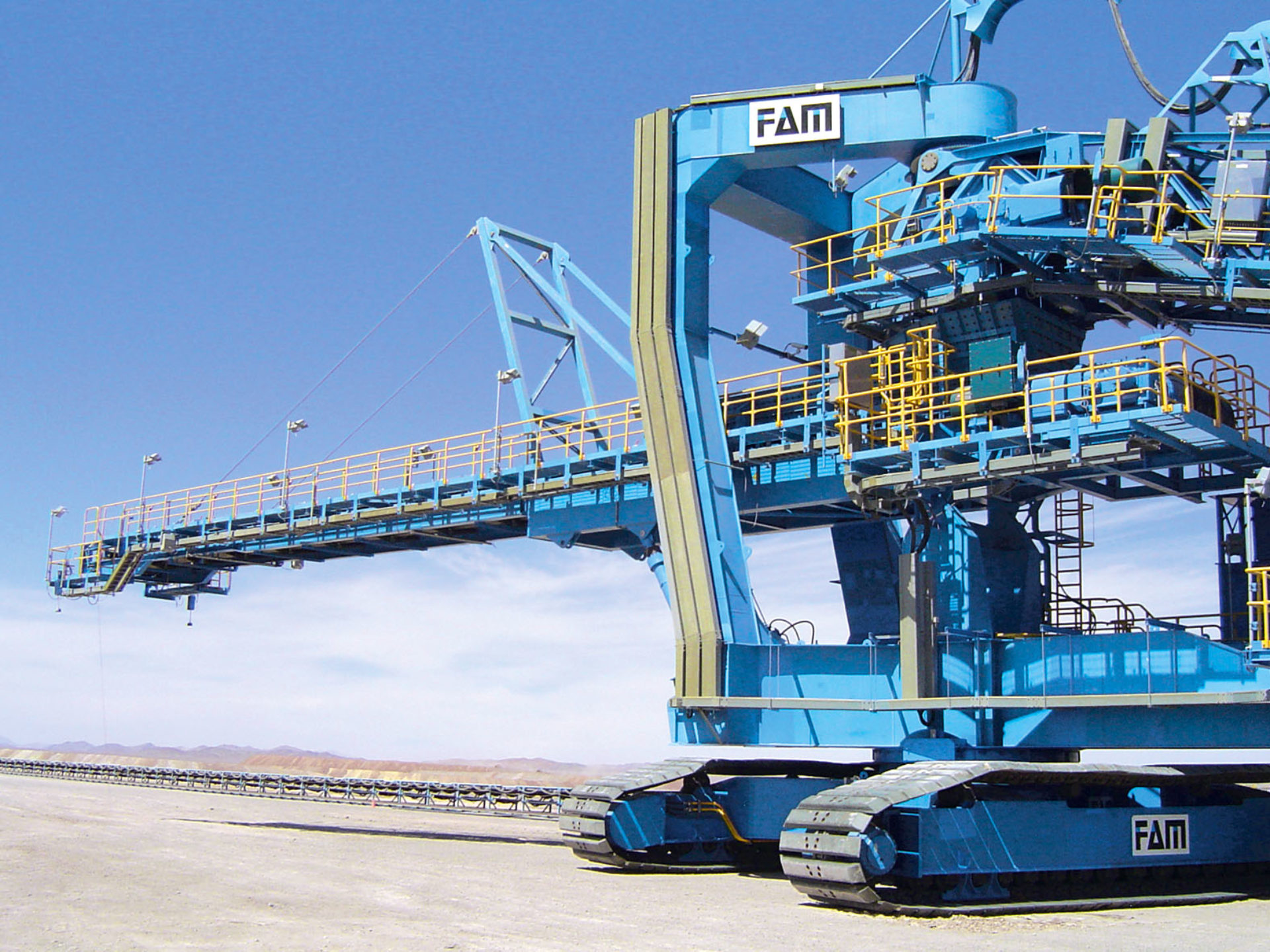 Crawler-Mounted Spreaders for Mining | BEUMER Group