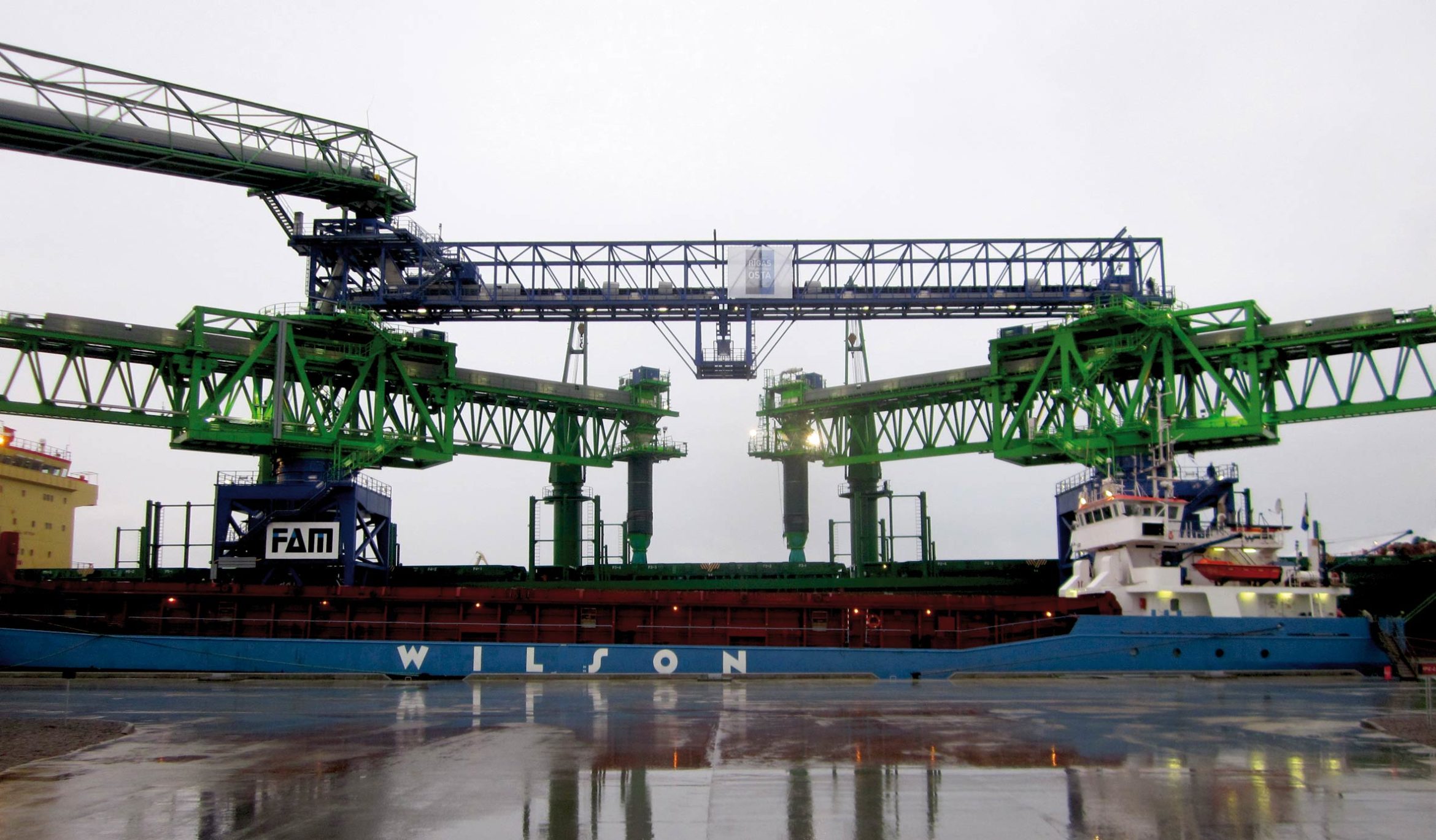 Ship Loader with Belt & Telescopic Conveyors - BEUMER + FAM