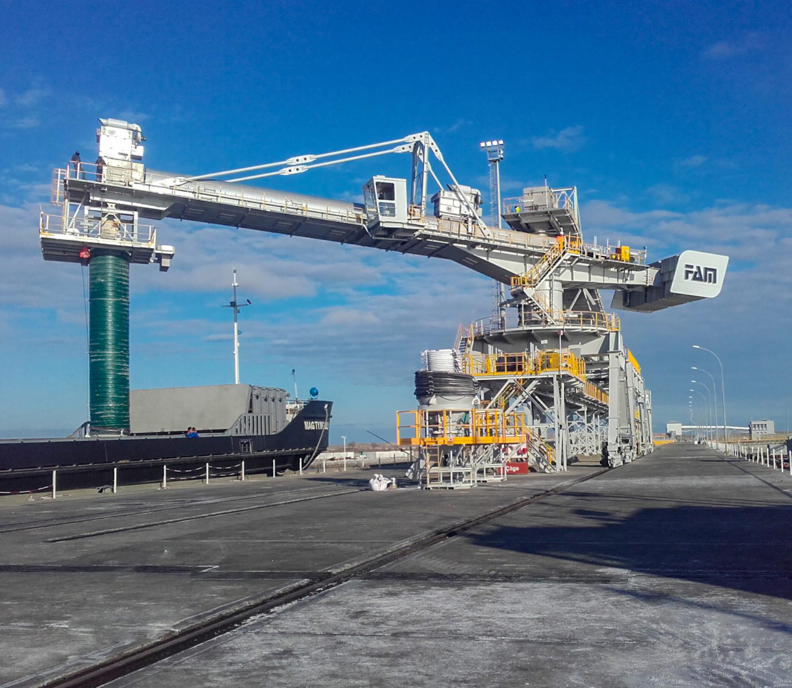 Ship Loaders for Bulk Material Handling | BEUMER & FAM