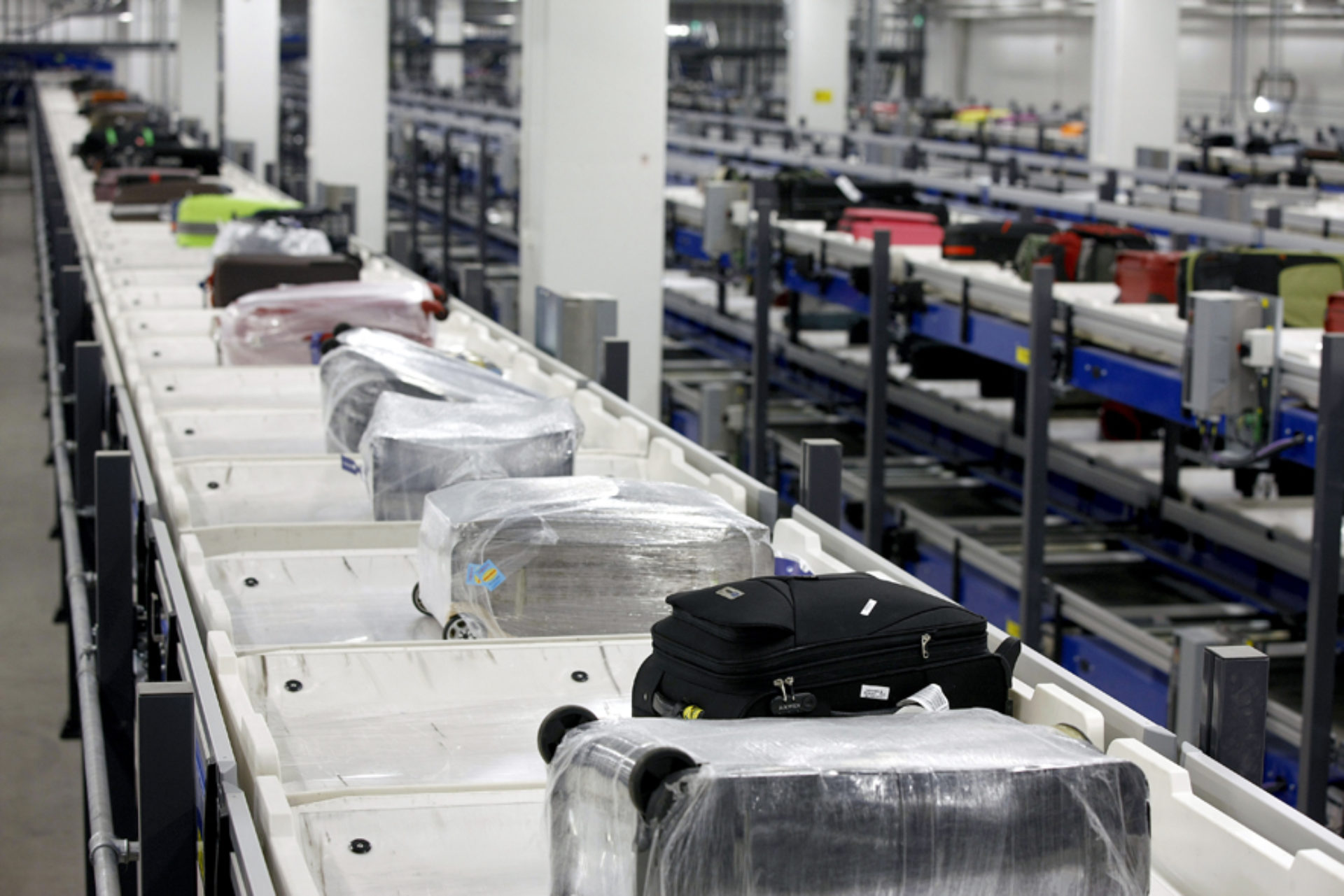 Plastic-Wrapped Bags in Baggage Handling: How to Handle