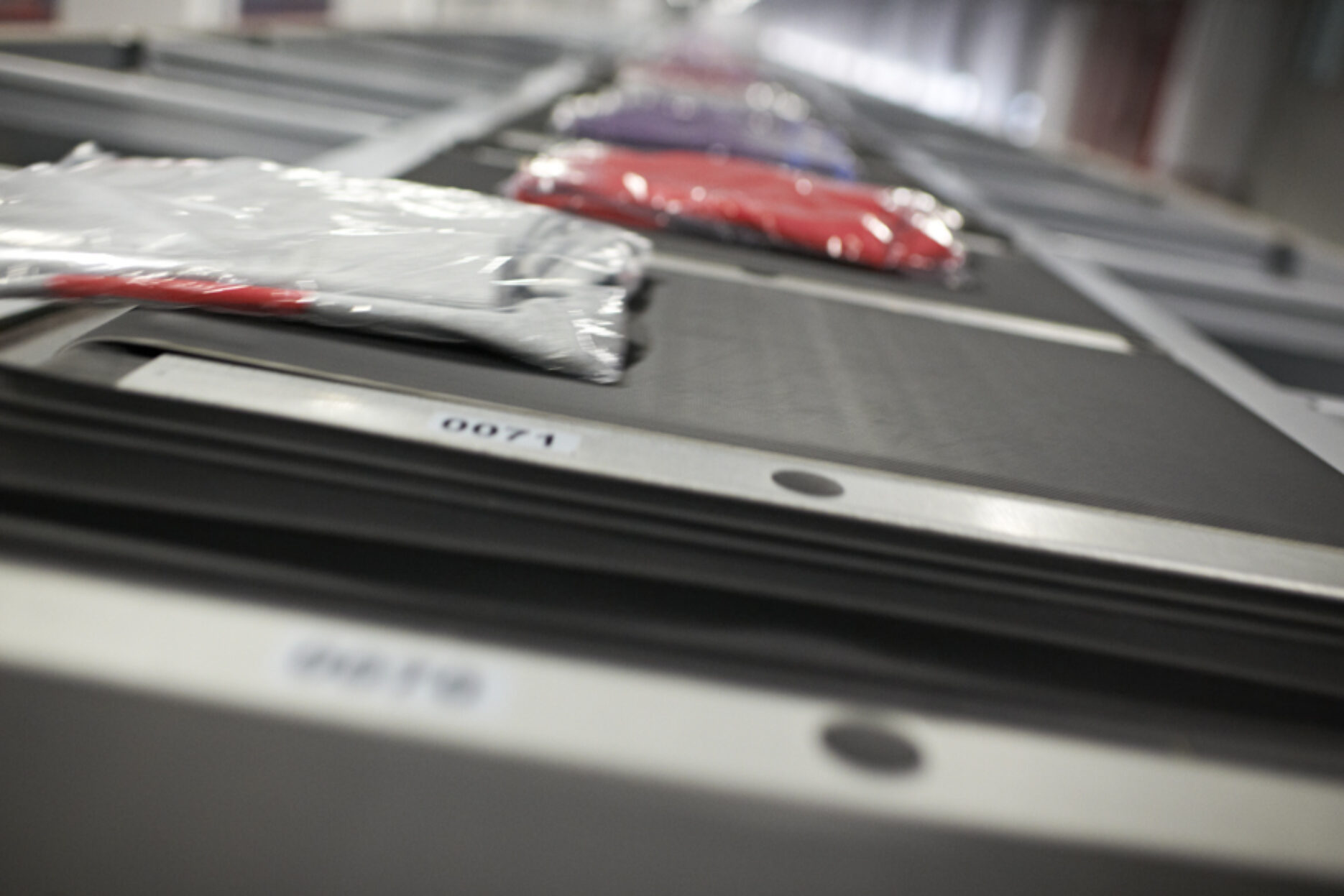 When to use: Cross-belt vs Tilt-tray - BEUMER Group